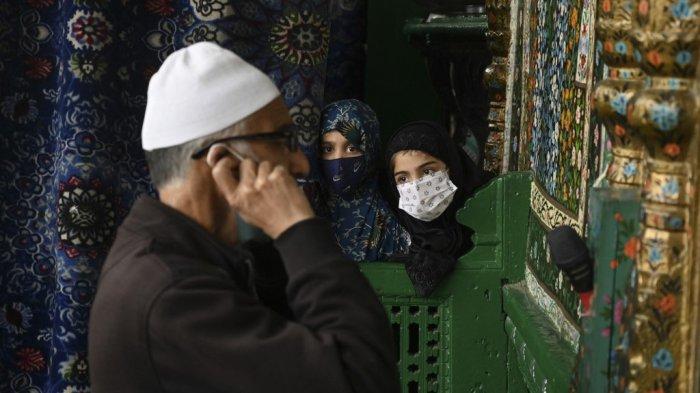Doa setelah Iqomah Sholat Maghrib Latin dan Arab, Pahala Mengundang ...