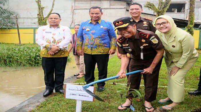Kunjungi Kejari Bengkayang, Kajati Masyhudi Tanam Pohon Khas Kalimantan - Tribunpontianak.co.id