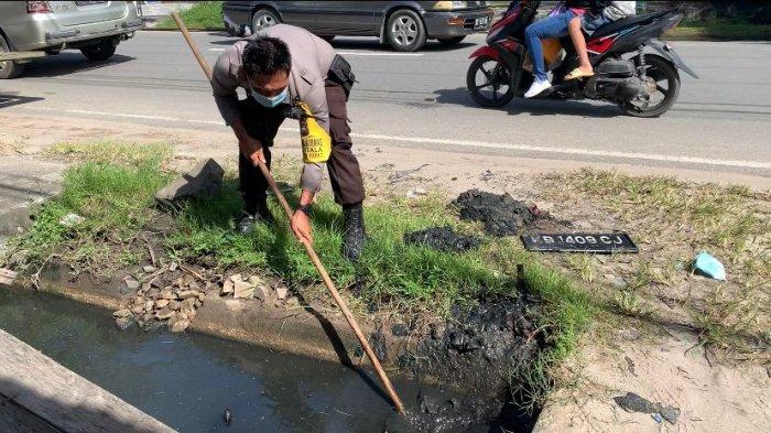 Personel Polsek Singkawang Barat dan BPKS Kota Singkawang Bersihkan ...