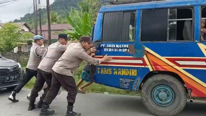 Mobil Mogok Sebabkan Macet Arus Lalu Lintas, Personel Polsek Monterado Sigap Berikan Bantuan ...