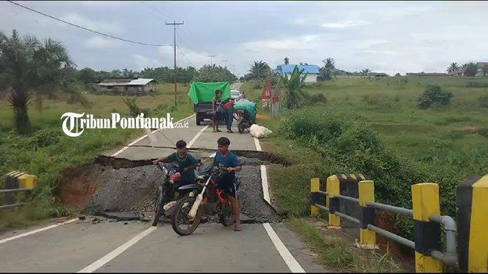 Akibat Hujan Deras, Jembatan SP1 Pangmilang Singkawang Ambruk - Tribunpontianak.co.id