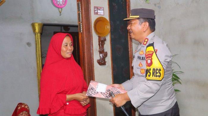 Kapolda Kalbar Sampaikan Bela Sungkawa kepada Keluarga Anggota Linmas yang Meninggal dalam Tugas ...