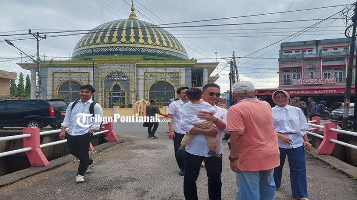 Edi Kamtono Gendong Cucu Datang Berjalan Kaki ke TPS 08 Parit Haji ...