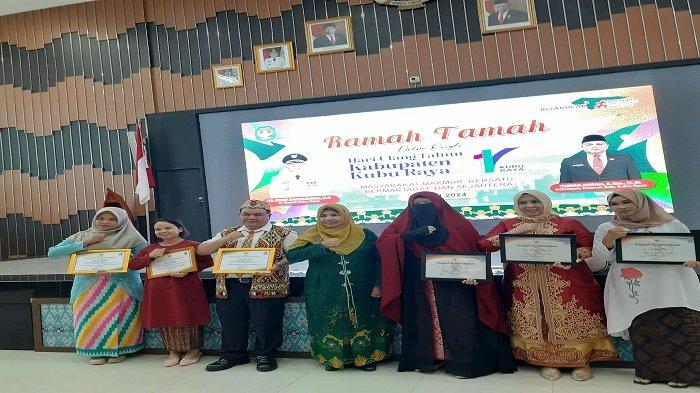 UMKM Binaan PLN Sabet Juara 2 UMKM Berprestasi Tingkat Kabupaten Kubu Raya Saat Perayaan HUT KKR ...