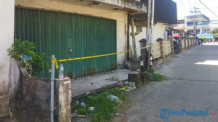 Polisi Pasang Police Line di Lokasi TKP Penemuan Pria Diduga Dibunuh di ...