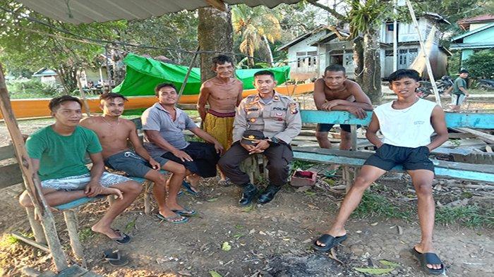 Dekatkan Diri Bersama Masyarakat, Kapolsek Nanga Pinoh Hangat Berdialog Dalam Jumat Curhat ...