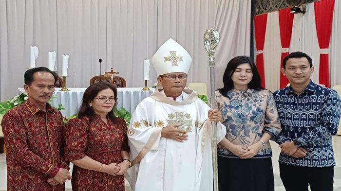 Uskup Sintang Doakan Ini untuk Bupati dan Wakil Bupati Gregorius ...