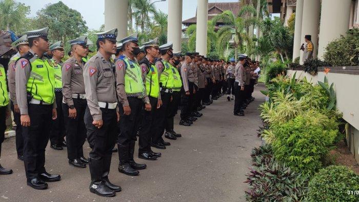 Kabag Ops Polresta Pontianak Pimpin Apel Kesiapan Personel dalam Rangka Pengamanan Unjuk Rasa ...