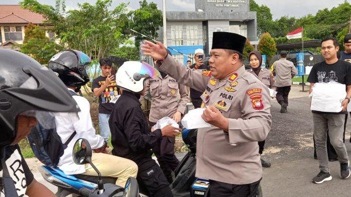 Kapolsek Pontianak Timur dan Anggota Bagikan Takjil kepada Pengendara di Bulan Suci Ramadan ...