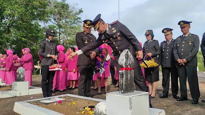 Kapolres Sanggau AKBP Suparno Agus Candra Kusumah Pimpin Ziarah ke TMP ...