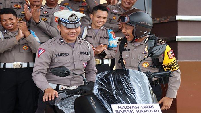 Bripda Novandro Terima Hadiah dari Kapolri, Bupati Muda Salut Aksi ... Bripda Novandro Terima Hadiah dari Kapolri, Bupati Muda Salut Aksi ...