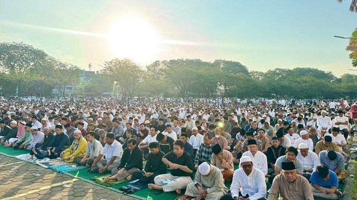 Belasan Ribu Jemaah Laksanakan Sholat Idul Adha di Masjid Raya ...