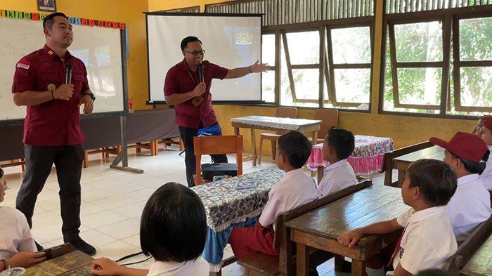 Program Imigrasi Berbakti Kanim Entikong Sasar SDN 07 Bantan Sekayam ...
