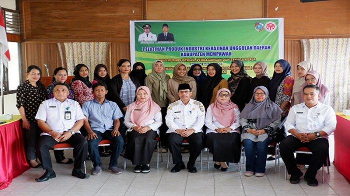 Pj Bupati Mempawah Buka Pelatihan Tenun Motif Awan Berarak dan Pelatihan Anyaman ...