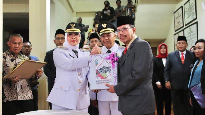 Selesai Masa Sebagai Pj Bupati Mempawah, Ismail Serahkan Memori Jabatan kepada Erlina-Juli ...