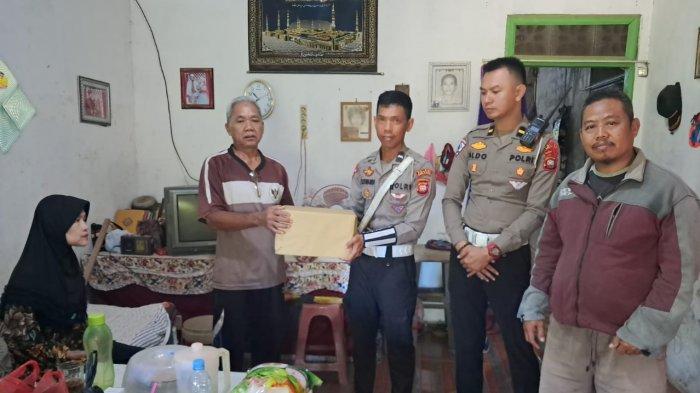 Gelar Jumat Berkah, Satlantas Polres Sekadau Bantu Warga Sakit di Desa Bokak Sebumbun ...