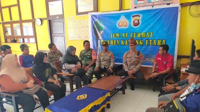 Jumat Curhat, Wakapolres Kayong Utara dengarkan Keluhan Masyarakat di Kantor Desa Gunung ...