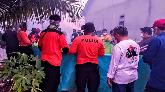 Bupati Muda Pimpin Pemadaman Api Karhutla di Lahan Kosong Parit H ...