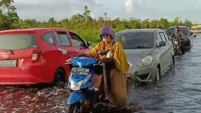 Jalan Raya Desa Galang Terendam Banjir, Dewan Mempawah Minta Pemkab ...