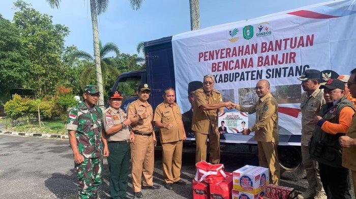 Pemprov Kalbar Serahkan Bantuan Logistik Ke Warga Terdampak Banjir Di