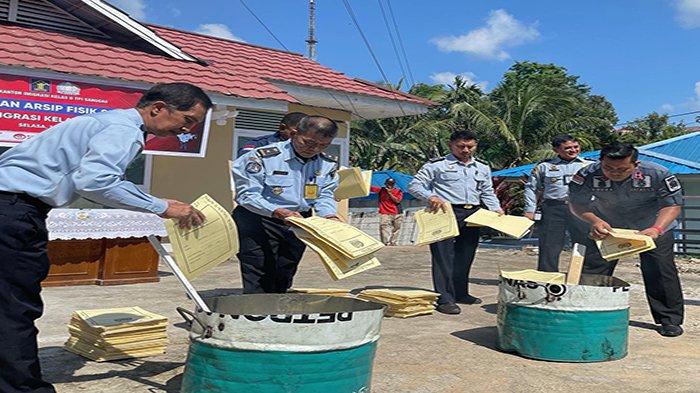 Kantor Imigrasi Kelas II TPI Sanggau Musnahkan 20.468 Berkas Arsip Substantif - Tribunpontianak ...