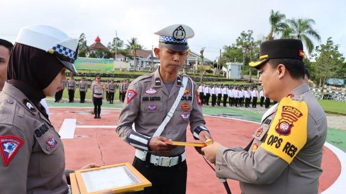 5 Personel Polres Landak yang Berprestasi Terima Penghargaan - Tribunpontianak.co.id