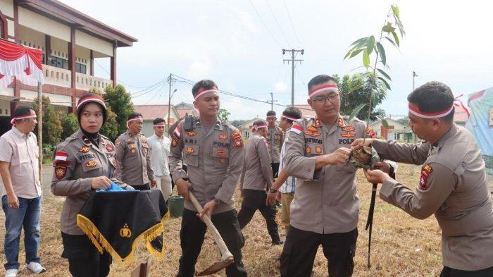 Polres Sambas Lakukan Baksos Penanaman Pohon Sambut HUT Bhayangkara ke-78 - Tribunpontianak.co.id