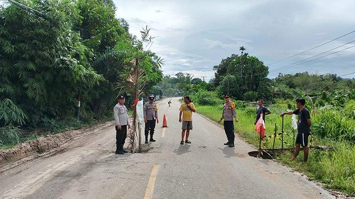 Kapolsek Kembayan Pimpin Pemasangan Rambu-rambu di Ruas Jalan yang ...