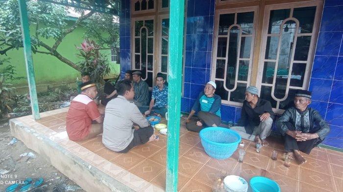 Kapolsek Kuala Behe Landak Gelar Jumat Curhat dengan Blusukan ke Rumah Warga - Tribunpontianak.co.id
