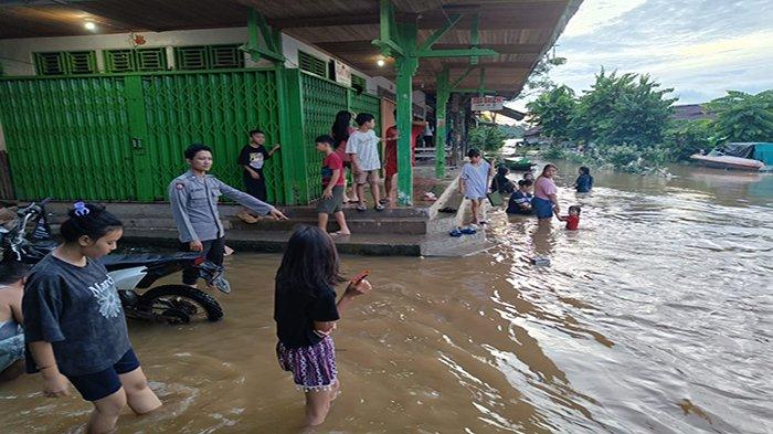 Serawai Diterjang Banjir Akibat Debit Air Sungai Melawi Naik 2 Meter ...