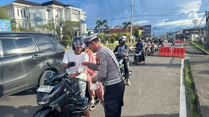 Berkah Ramadan, Satlantas Polres Kapuas Hulu Bagikan 100 Paket Takjil untuk Masyarakat ...