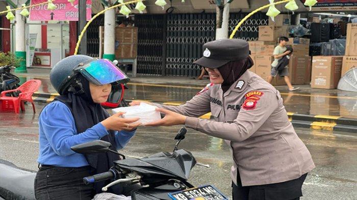 Satlantas dan Binmas Polres Sambas Berbagi Takjil untuk Pengendara - Tribunpontianak.co.id