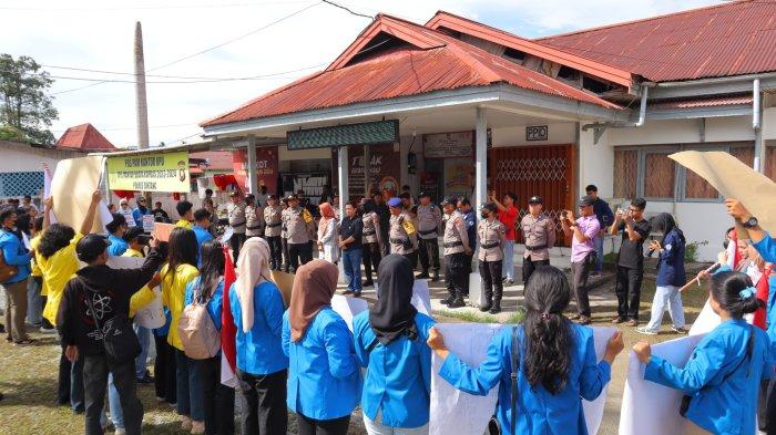 Wakapolres Sintang Pimpin Personel Laksanakan Pengawalan Aksi Damai Mahasiswa di KPU dan Bawaslu ...