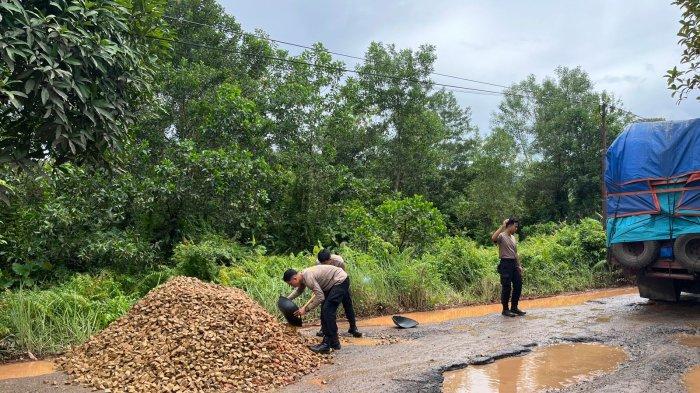 Polres Kayong Utara Lakukan Penimbunan Jalan Bhayangkara Dusun Senebing ...