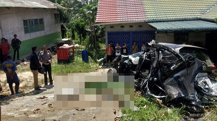Laka Tunggal di Mandor, Mobil Terios Remuk dan Sebabkan Satu Penumpang Meninggal Dunia ...