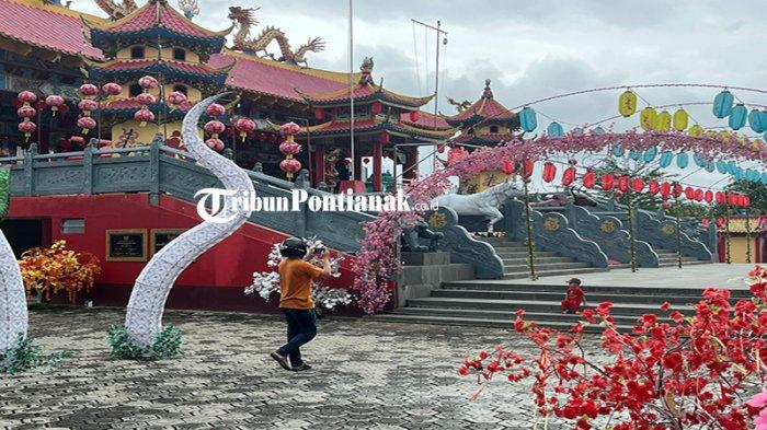 Ornamen Lampion Pernak Pernik Imlek Hiasi Kelenteng Sam Bong Dja Sambas ...