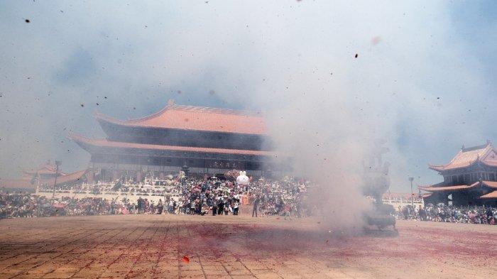 Kenapa Imlek Selalu Hujan ? Legenda Dewi Kwan Im dan Bunga Mei Hwa ...