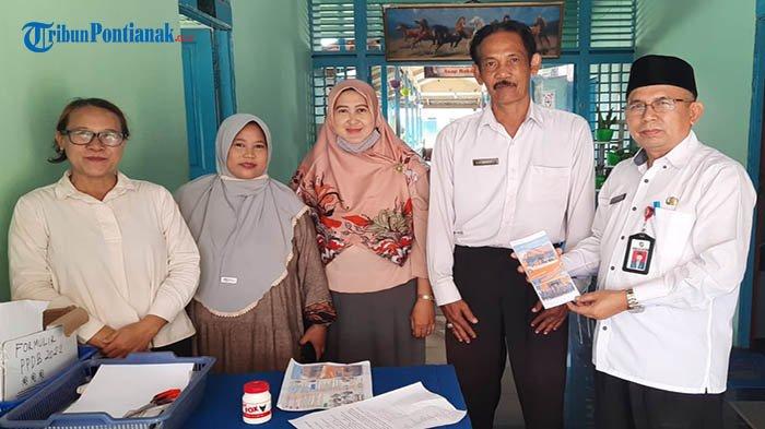 Pastikan PPDB Sesuai Aturan, Kadisdikporapar Monev ke SMPN 2 Jongkat - Tribunpontianak.co.id