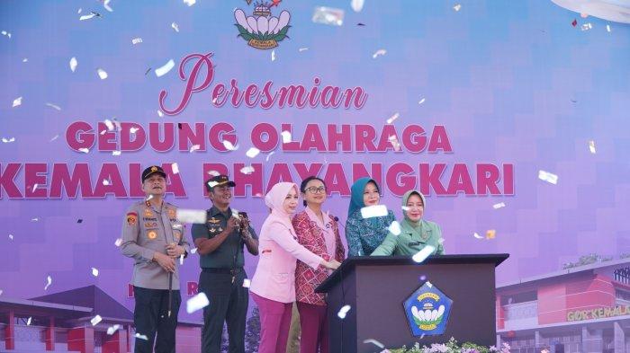 Ketua Umum Bhayangkari Juliati Sigit Prabowo Meresmikan GOR Kemala Bhayangkari Kalbar ...