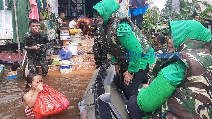 Korem 121/Abw Salurkan Sembako dan Periksa Kesehatan Warga Terdampak ...