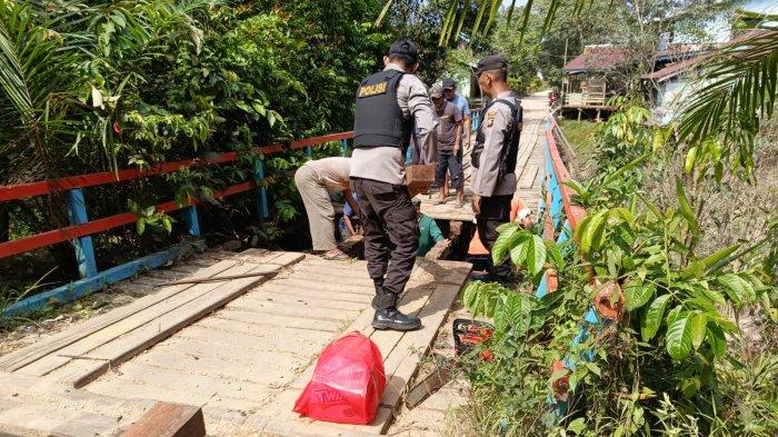 Personel Polsek Ketungau Tengah Bersama Warga Gotong Royong Perbaiki Jembatan Rusak ...