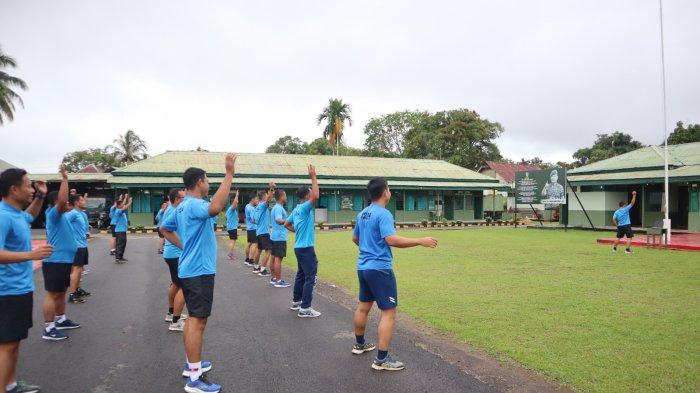Jaga Imun Tubuh, Dandim 1204/Sanggau Bersama Prajurit Laksanakan Senam ...