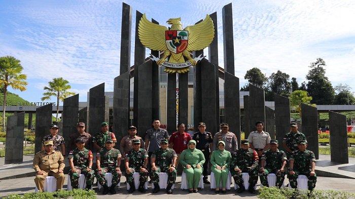 Satgas Pamtas RI-MLY Yonif 645/Gty Terima Kunjungan Kerja Danpusterad di Entikong Sanggau ...