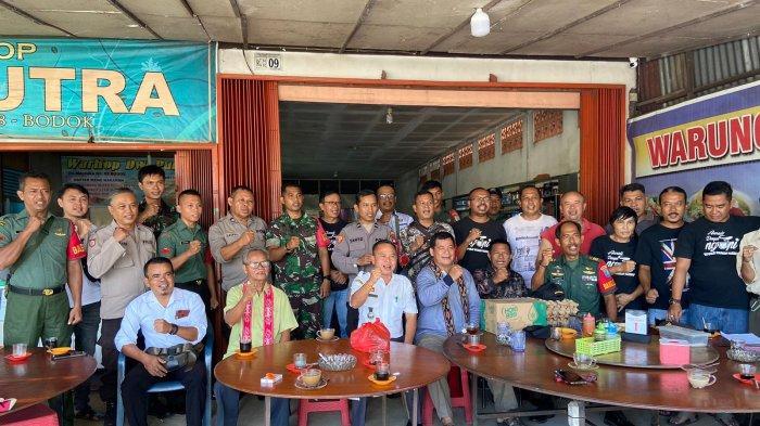 Komunitas Republik Warkop Parindu Serahkan Bantuan ke Kontingen DAD ...