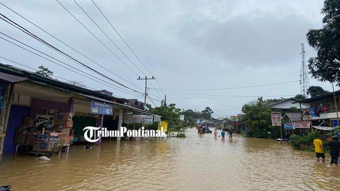 Akses Menuju Malaysia Melalui Entikong Sanggau Lumpuh Total Akibat Banjir - Tribunpontianak.co.id