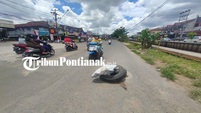 Jalan Rusak dan Berlubang di Serdam, Warga Pasang Ban Mobil Bekas ...