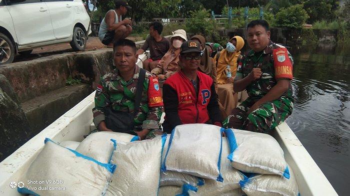 Koramil Selakau Dampingi Dinas Sosial Salurkan 2,9 Ton Beras untuk Warga Terdampak Banjir ...