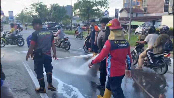 Polisi dan Damkar Lakukan Pembersihan Solar Tumpah untuk Keamanan Pengendara di Jalan Raya ...