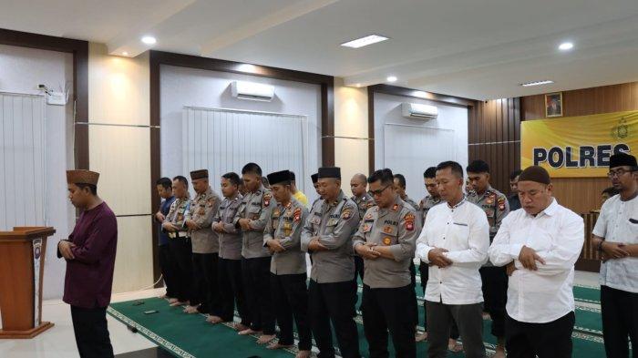 Polres Kubu Raya Gelar Shalat Tarawih Berjamaah di Aula Mapolres - Tribunpontianak.co.id