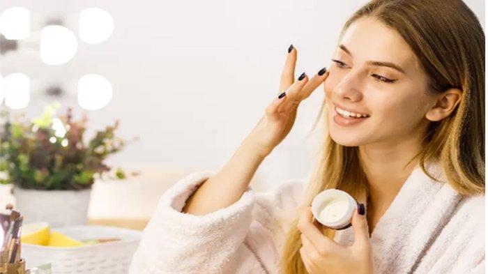 Contoh Urutan Skincare untuk Kulit Kering dan 8 Manfaat Kandungan ...